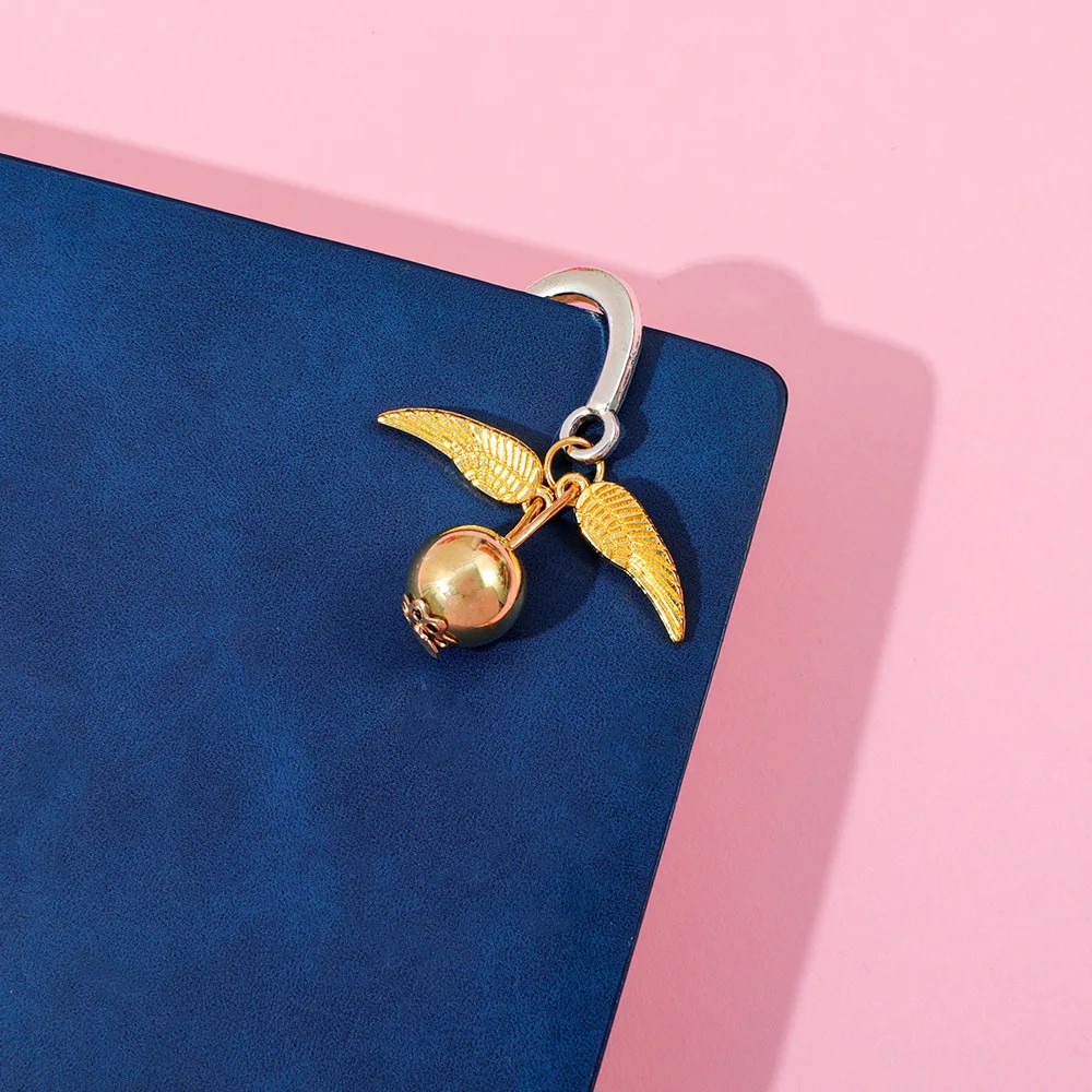 Kovová záložka do knihy s motivem pírka a zlatým přívěskem Elegantní ...